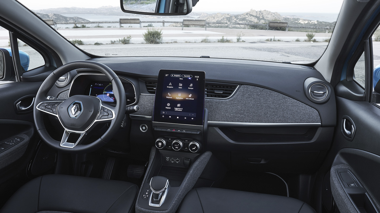 Comparativa Renault Clio híbrido vs Renault ZOE eléctrico | Carwow