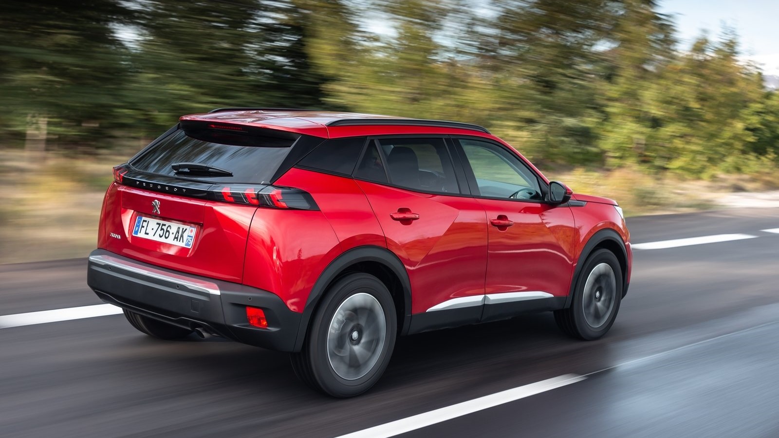 Analizamos y enfrentamos al Peugeot 2008 y al Peugeot 3008 | carwow