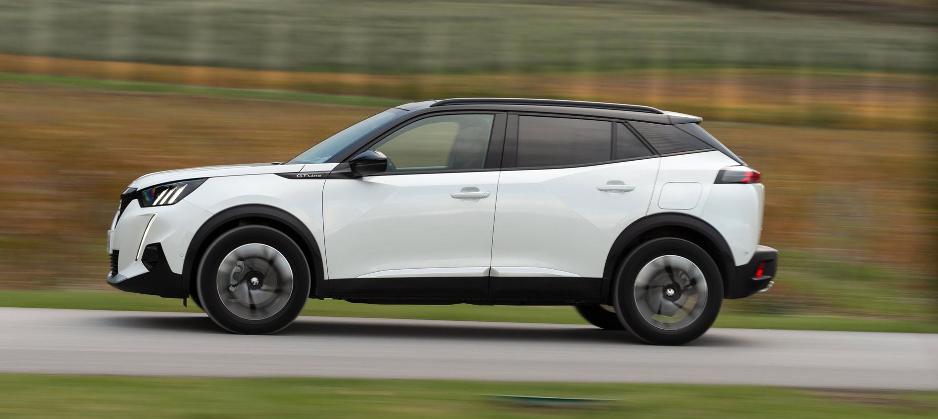 Comparativa: Peugeot e-2008 vs Peugeot e-208 ¿cuál es mejor? | Carwow